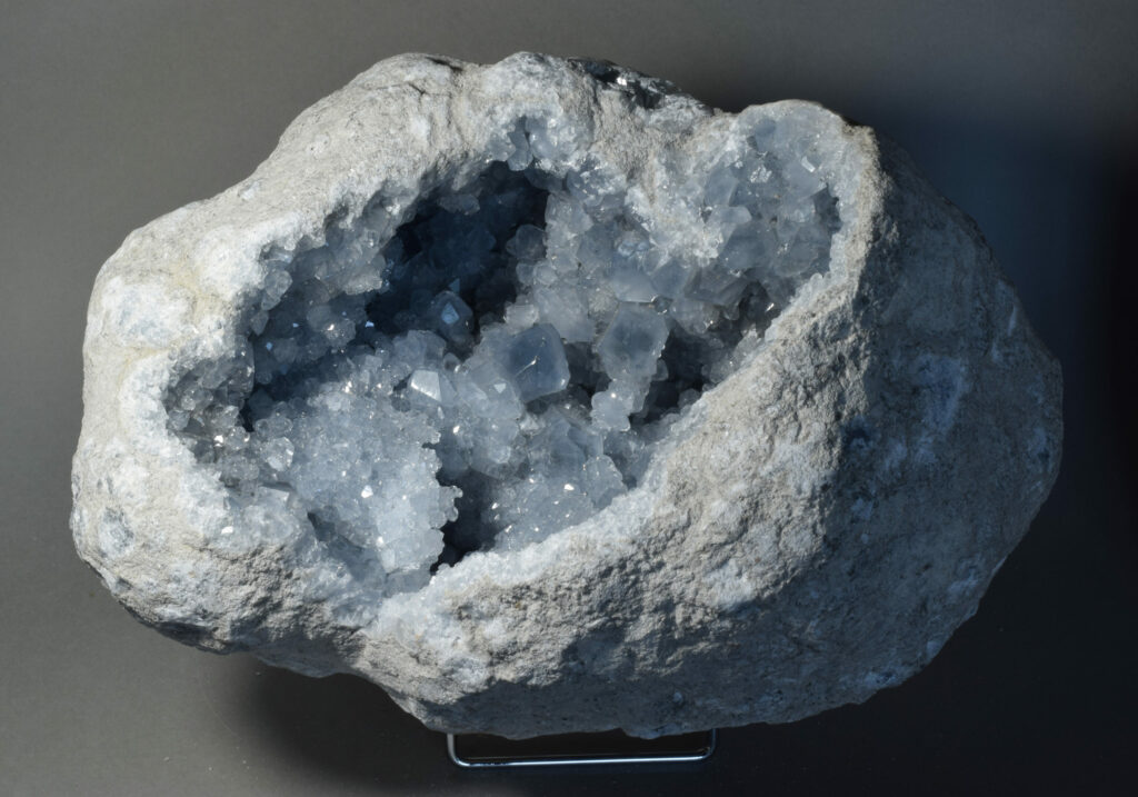 Large Celestite geode - 26 × 19 × 18 cm
